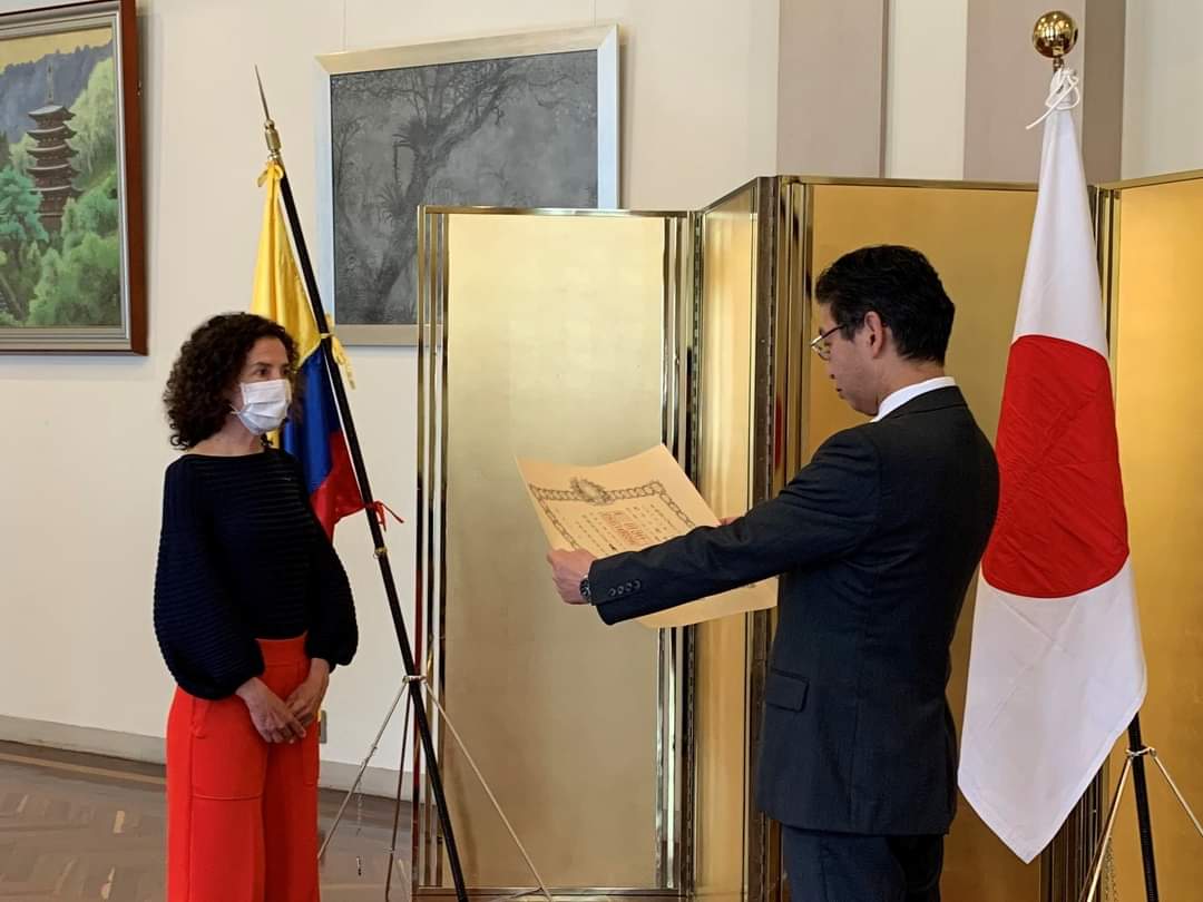Colombiana recibe condecoración imperial de Japón - Colegio Hacienda ...